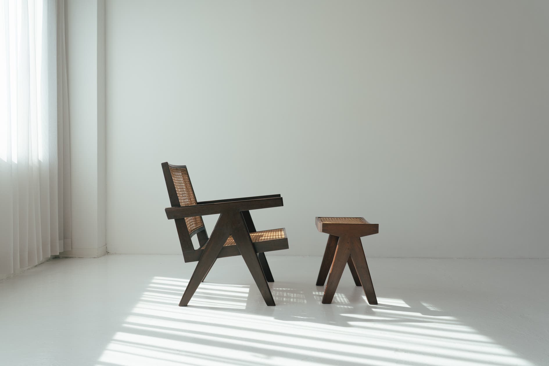 【堺筋本町】自然光溢れるレンタル撮影スタジオ、白モルタル壁、白コンクリート床・モルタル黒壁コンクリート黒床の黒ホリゾントの写真6