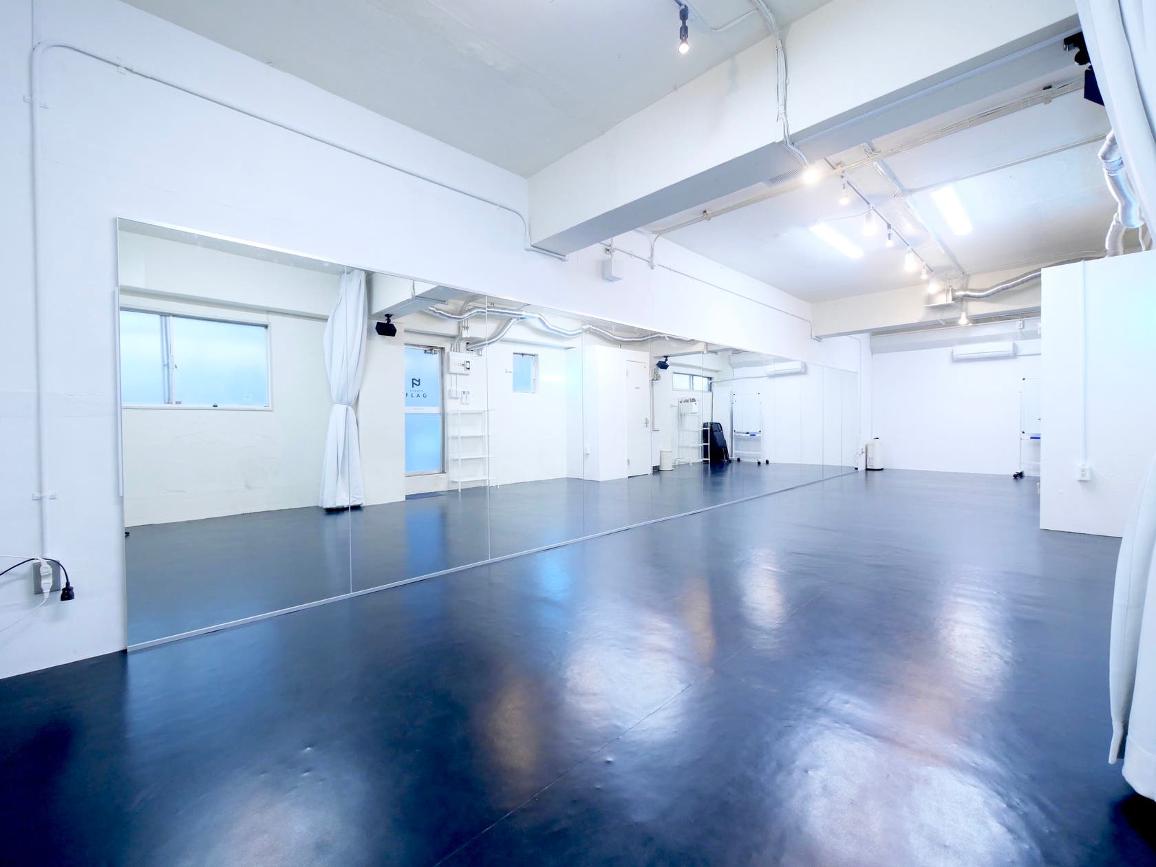 【新中野駅10秒】超駅近｜地域最安｜44平米｜天井高く開放的｜10人で余裕｜LED照明｜WiFi｜ヨガマット｜バレエバー🩰の写真1