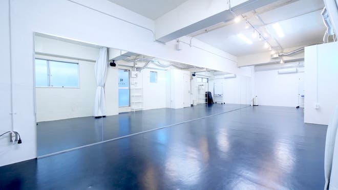 【新中野駅10秒】超駅近|地域最安|44平米|天井高く開放的|10人で余裕|LED照明|WiFi|ヨガマット|バレエバー🩰の写真1