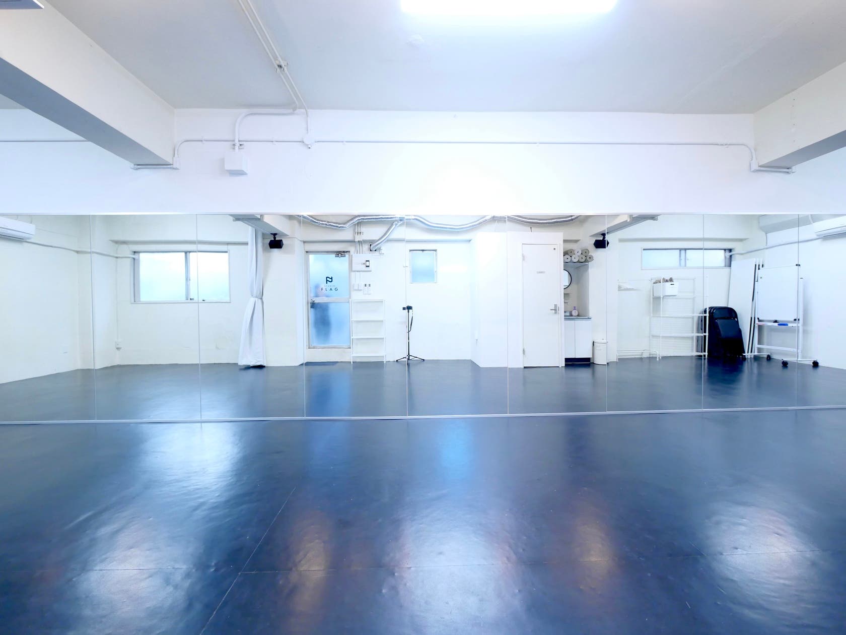 【新中野駅10秒】超駅近｜地域最安｜44平米｜天井高く開放的｜10人で余裕｜LED照明｜WiFi｜ヨガマット｜バレエバー🩰の写真2