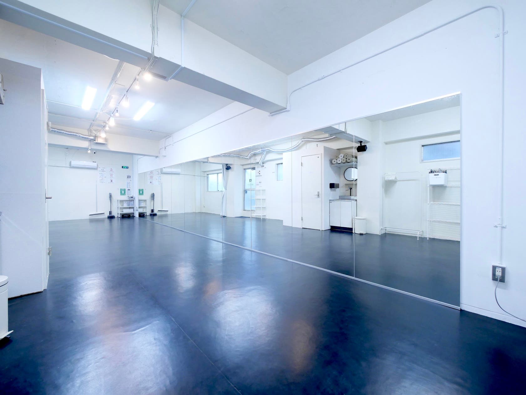 【新中野駅10秒】超駅近｜地域最安｜44平米｜天井高く開放的｜10人で余裕｜LED照明｜WiFi｜ヨガマット｜バレエバー🩰の写真3