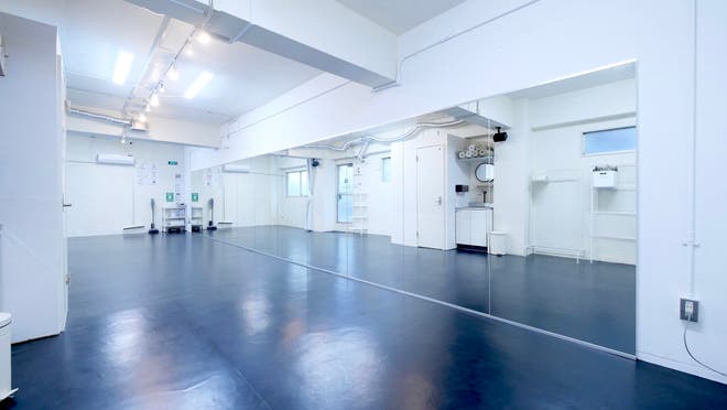 【新中野駅10秒】超駅近|地域最安|44平米|天井高く開放的|10人で余裕|LED照明|WiFi|ヨガマット|バレエバー🩰の写真3