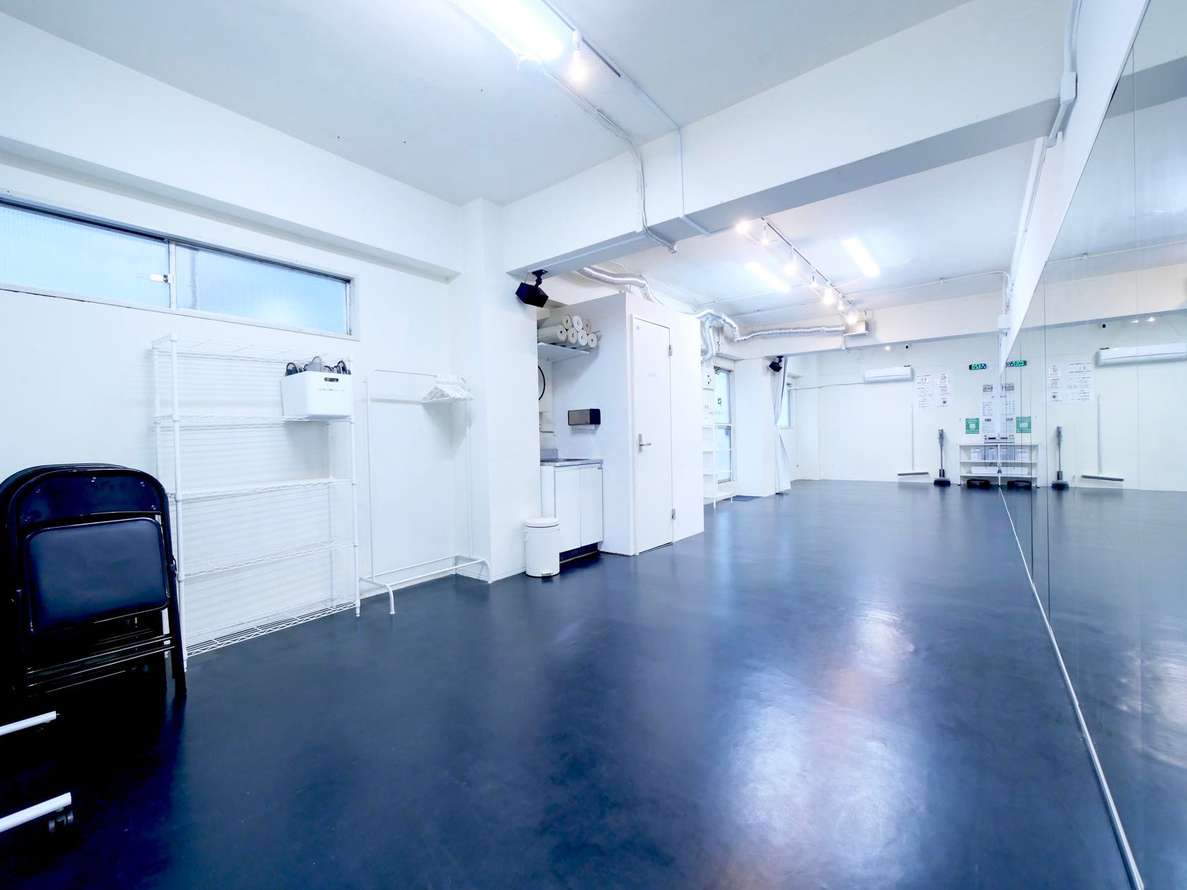 【新中野駅10秒】超駅近｜地域最安｜44平米｜天井高く開放的｜10人で余裕｜LED照明｜WiFi｜ヨガマット｜バレエバー🩰の写真4