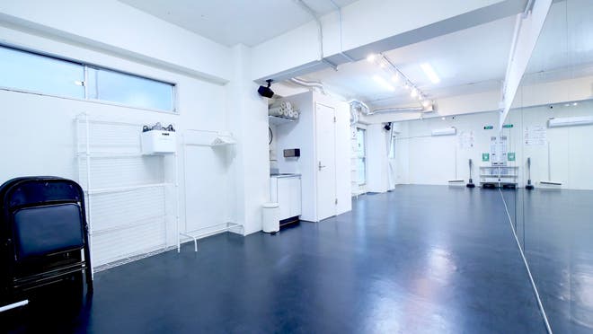 【新中野駅10秒】超駅近|地域最安|44平米|天井高く開放的|10人で余裕|LED照明|WiFi|ヨガマット|バレエバー🩰の写真4