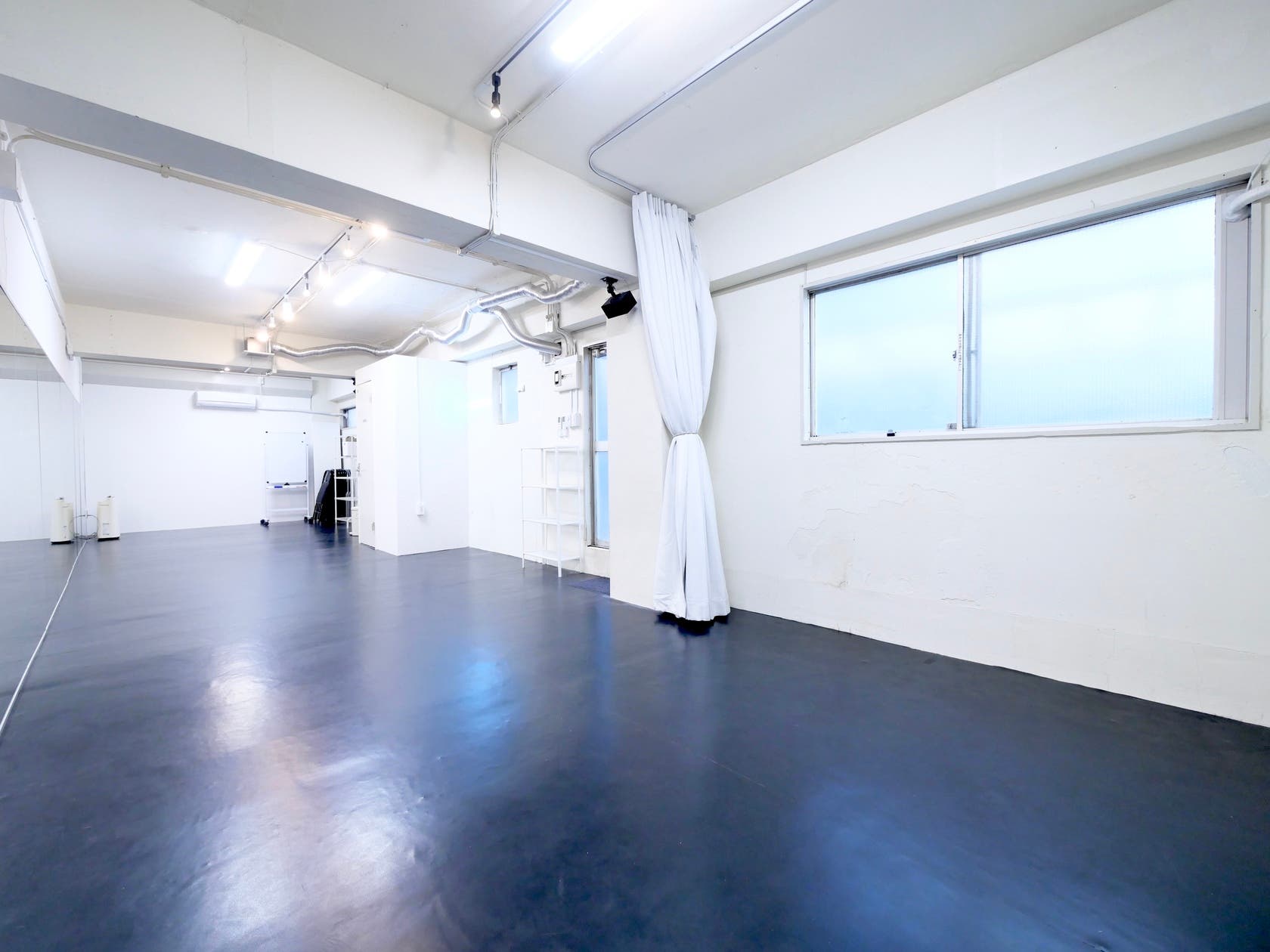 【新中野駅10秒】超駅近｜地域最安｜44平米｜天井高く開放的｜10人で余裕｜LED照明｜WiFi｜ヨガマット｜バレエバー🩰の写真5