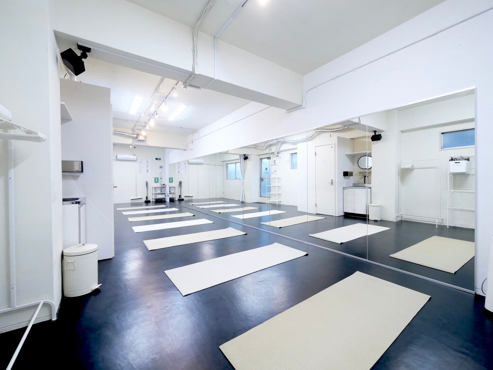 【新中野駅10秒】超駅近｜地域最安｜44平米｜天井高く開放的｜10人で余裕｜LED照明｜WiFi｜ヨガマット｜バレエバー🩰の写真7