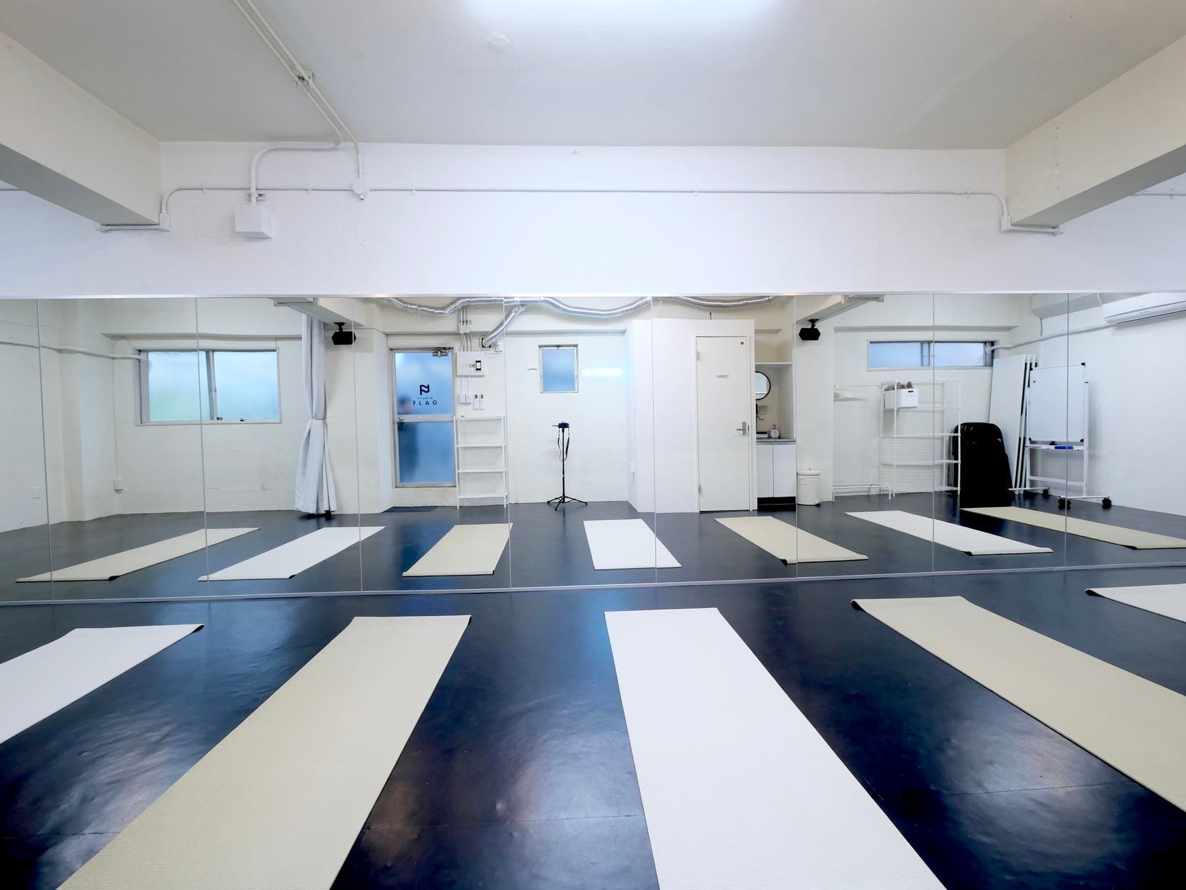 【新中野駅10秒】超駅近｜地域最安｜44平米｜天井高く開放的｜10人で余裕｜LED照明｜WiFi｜ヨガマット｜バレエバー🩰の写真8