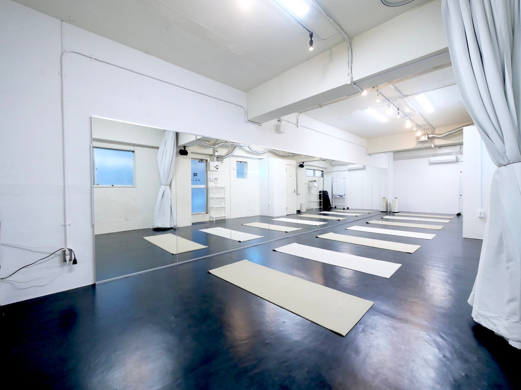 【新中野駅10秒】超駅近｜地域最安｜44平米｜天井高く開放的｜10人で余裕｜LED照明｜WiFi｜ヨガマット｜バレエバー🩰の写真6