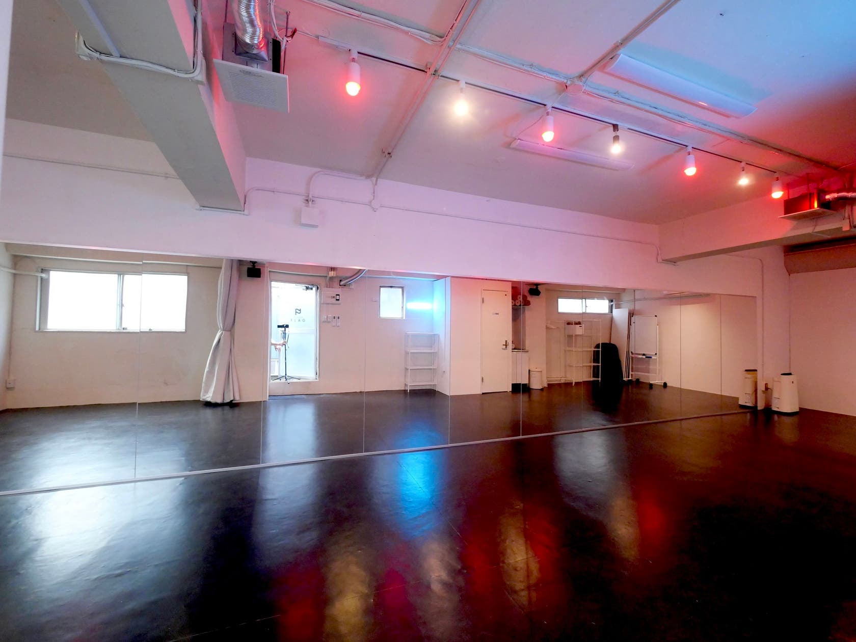 【新中野駅10秒】超駅近｜地域最安｜44平米｜天井高く開放的｜10人で余裕｜LED照明｜WiFi｜ヨガマット｜バレエバー🩰の写真9