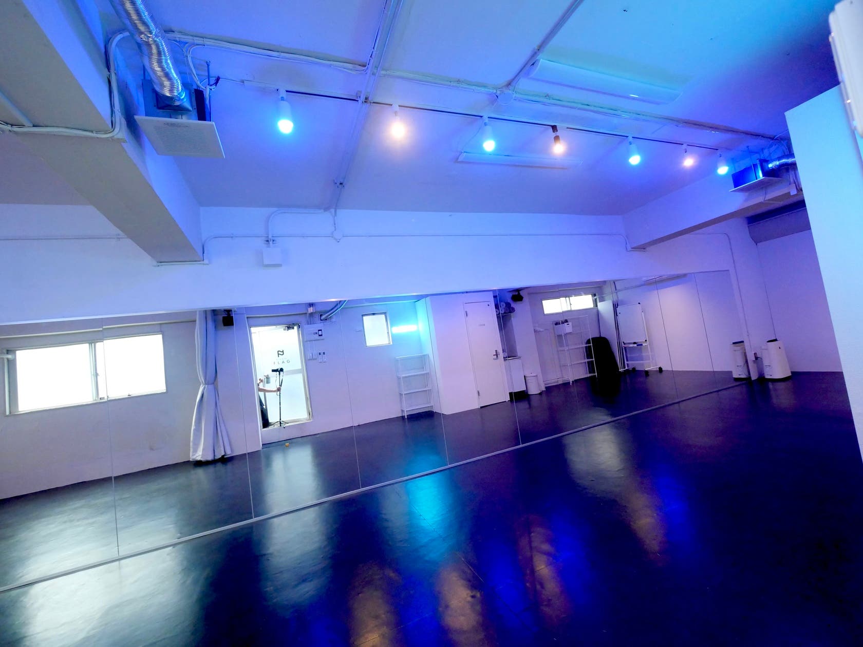 【新中野駅10秒】超駅近｜地域最安｜44平米｜天井高く開放的｜10人で余裕｜LED照明｜WiFi｜ヨガマット｜バレエバー🩰の写真10