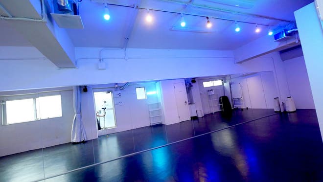 【新中野駅10秒】超駅近|地域最安|44平米|天井高く開放的|10人で余裕|LED照明|WiFi|ヨガマット|バレエバー🩰の写真10