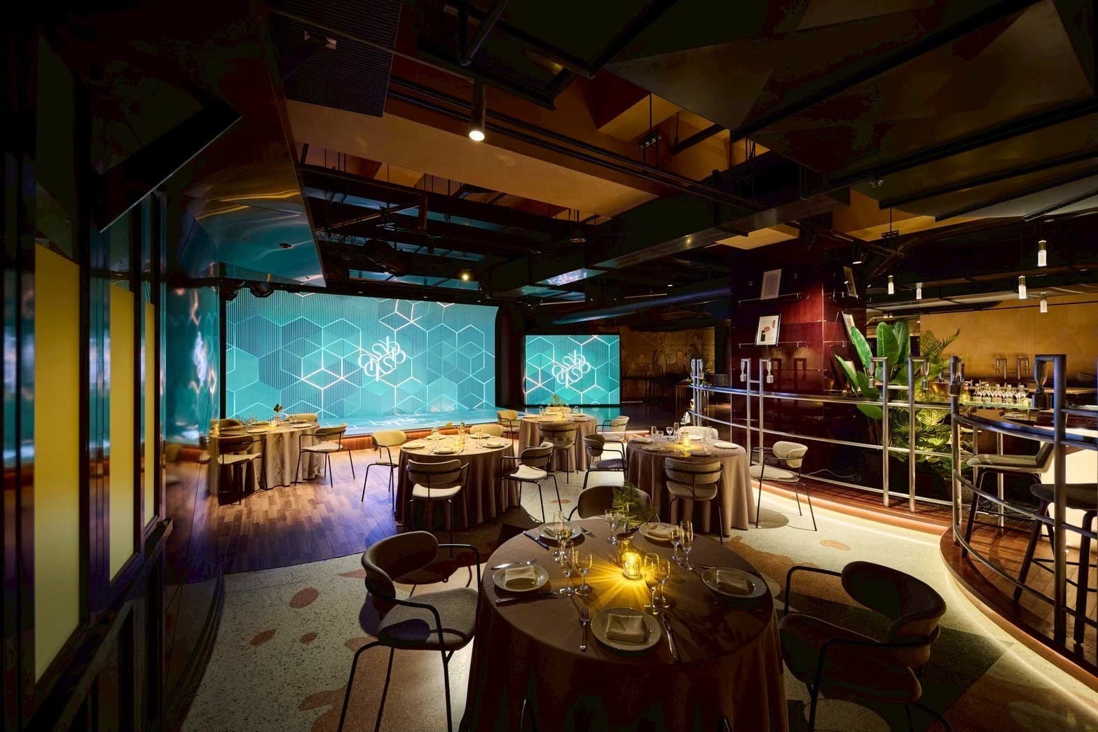 【LEDビジョン×イベントダイニング】300インチの大型LEDで新しいエンタメ空間を演出の写真1