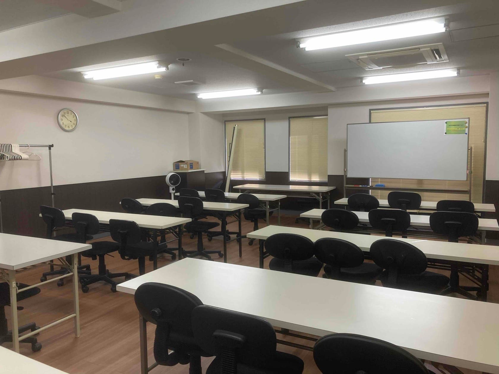 澤田聖徳ビル 5A会議室 関内駅徒歩3分 wifi完備 30名様までご利用可の格安貸会議室です。の写真1