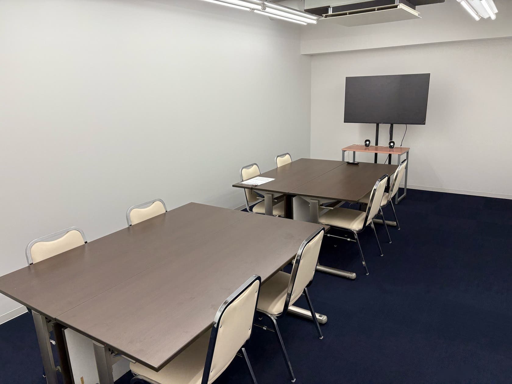 簡単な事前連絡でレイアウト準備可！インボイス対応・AI議事録完備の貸会議室【roomB】の写真4