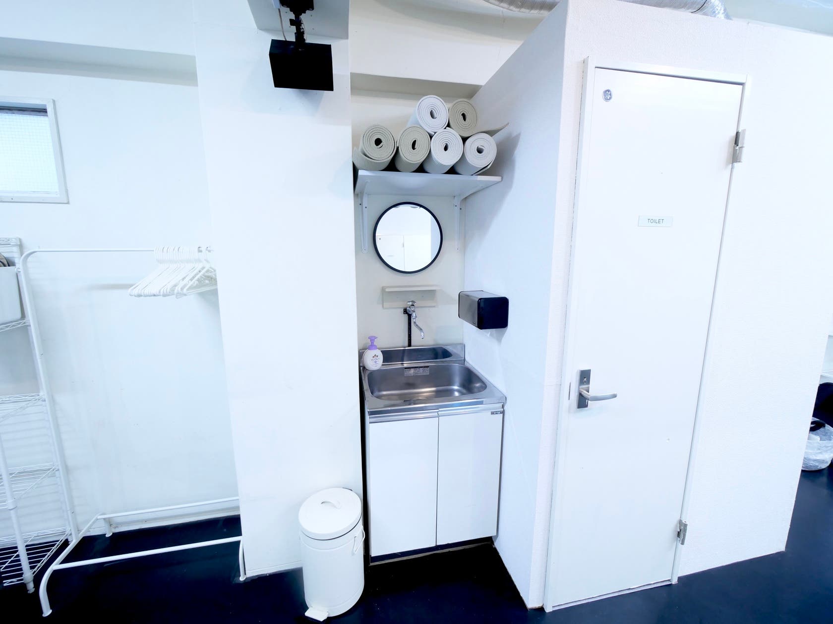 【新中野駅10秒】超駅近｜地域最安｜44平米｜天井高く開放的｜10人で余裕｜LED照明｜WiFi｜ヨガマット｜バレエバー🩰の写真14