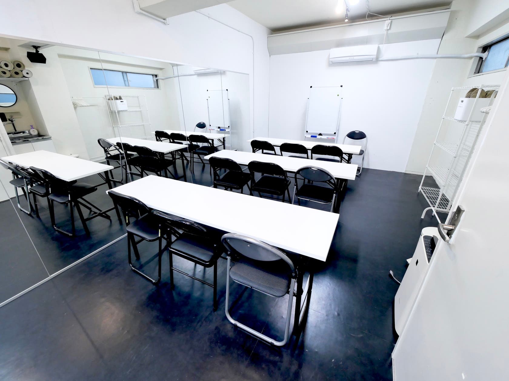 【新中野駅10秒】超駅近｜地域最安｜44平米｜天井高く開放的｜10人で余裕｜LED照明｜WiFi｜ヨガマット｜バレエバー🩰の写真19