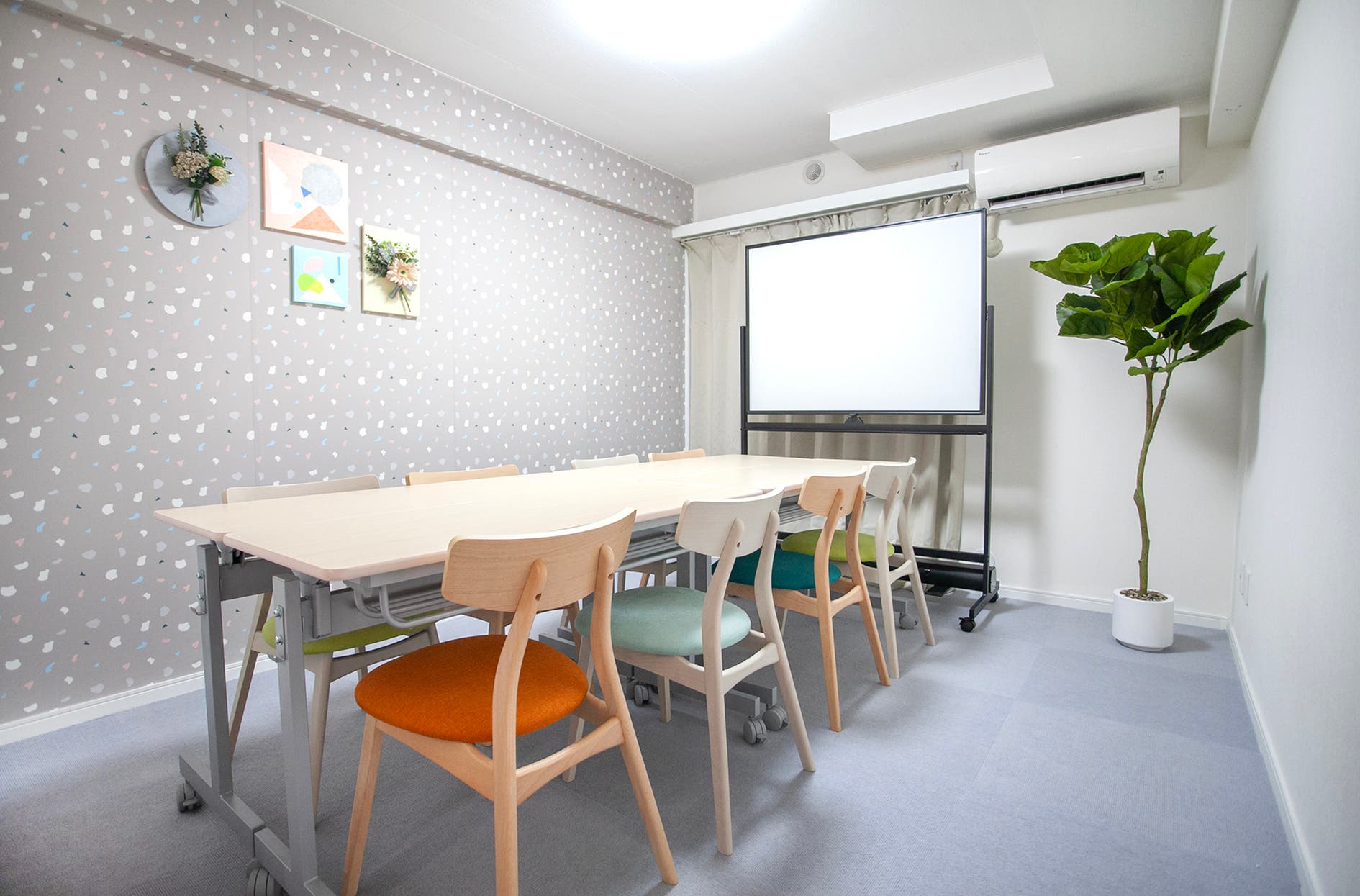 池袋駅東口徒歩４分/毎日清掃/12名収容/会議/セミナー/面接/オンライン利用/撮影/整体/配信/ボードゲーム/交流会/推し活の写真1