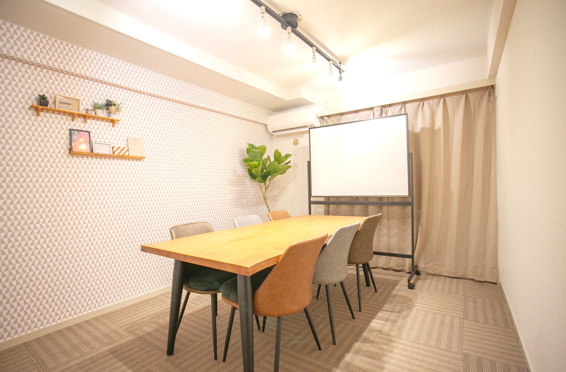 池袋駅東口徒歩４分/毎日清掃/10名収容/会議/セミナー/面接/オンライン利用/撮影/整体/配信/ボードゲーム/交流会/推し活の写真1