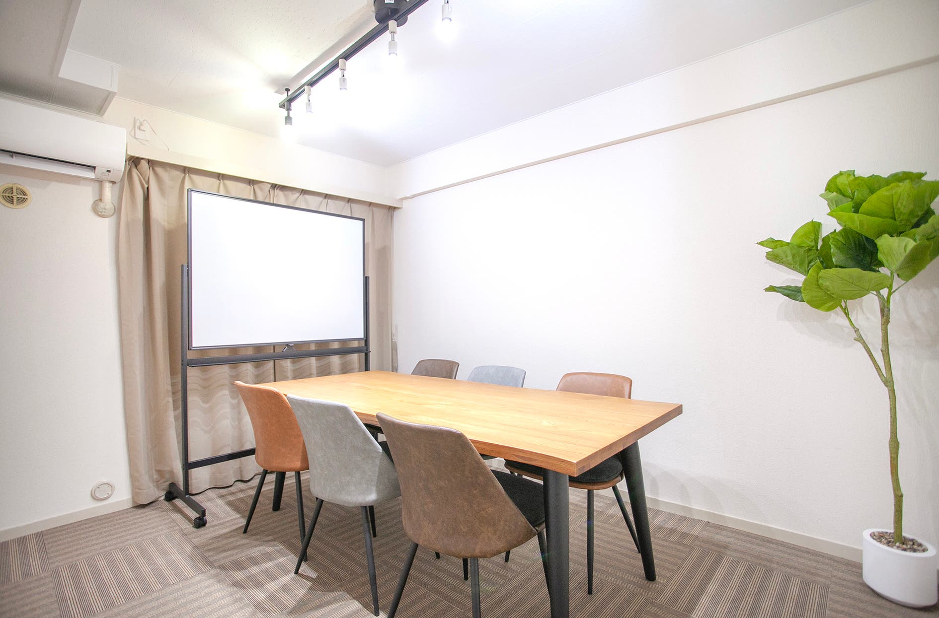 池袋駅東口徒歩４分/毎日清掃/10名収容/会議/セミナー/面接/オンライン利用/撮影/整体/配信/ボードゲーム/交流会/推し活の写真2