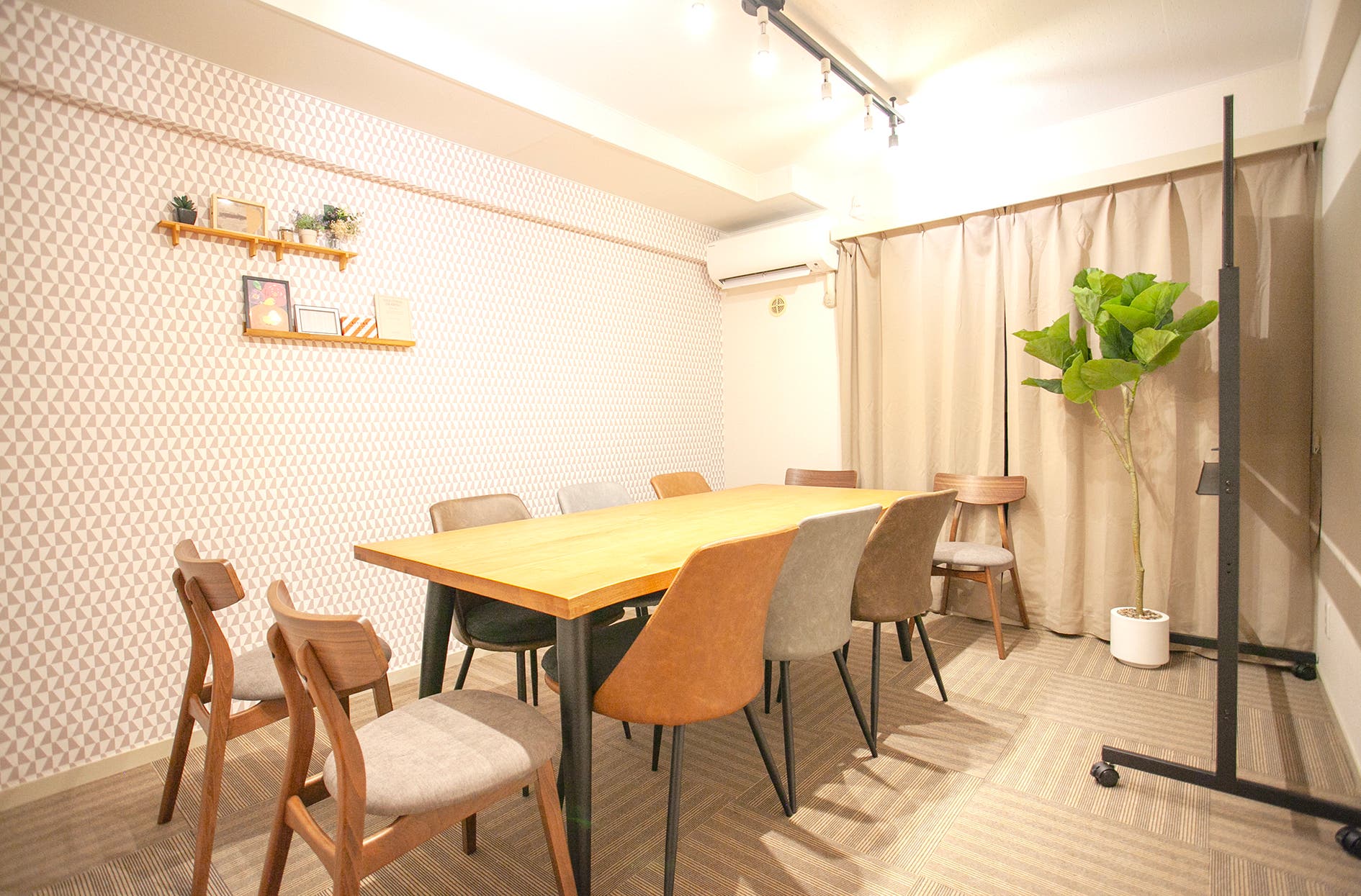 池袋駅東口徒歩４分/毎日清掃/10名収容/会議/セミナー/面接/オンライン利用/撮影/整体/配信/ボードゲーム/交流会/推し活の写真4