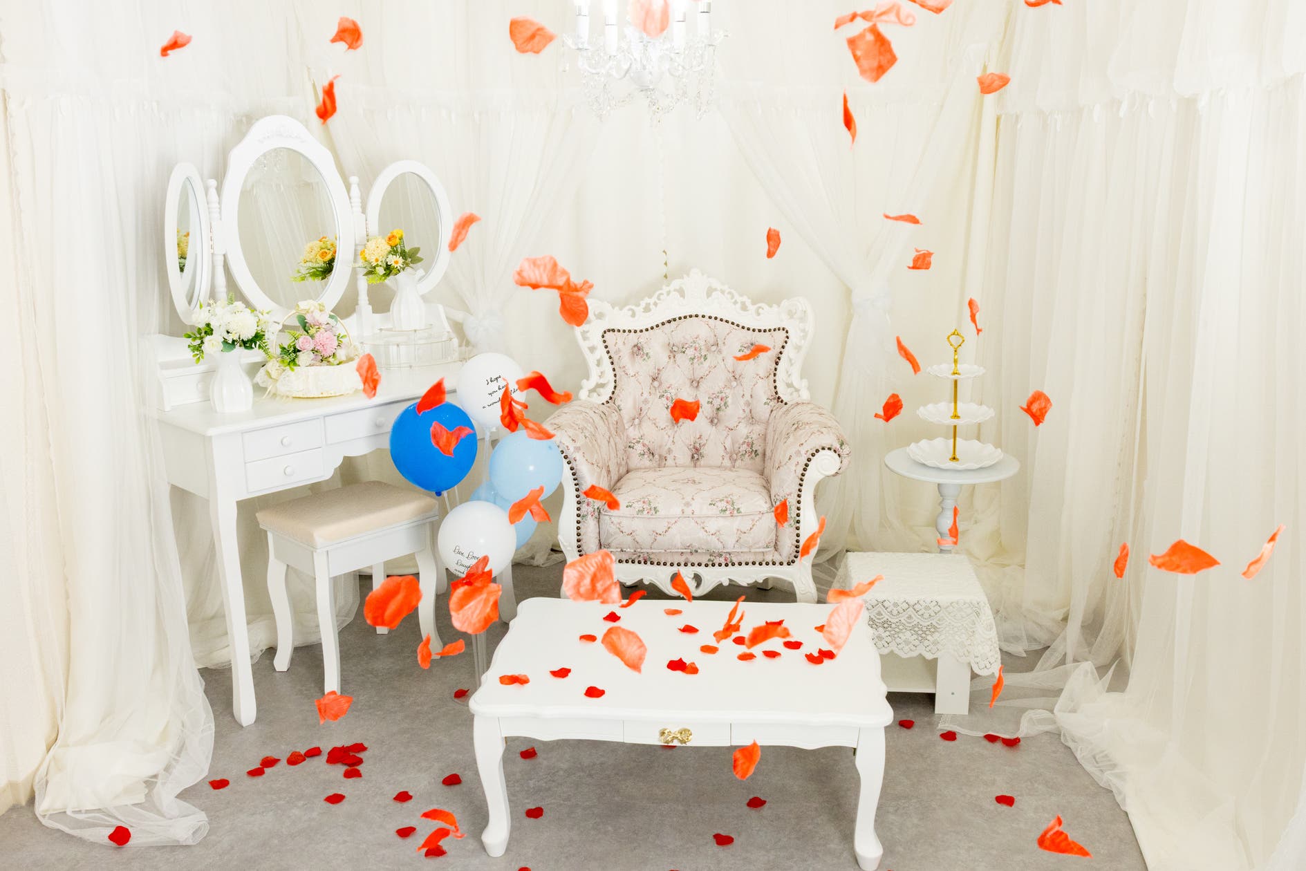 少ないグッズでも可愛く撮れる✨ 白×アンティークの小さな推し活ルームの写真3