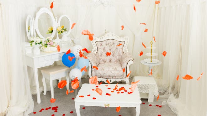 少ないグッズでも可愛く撮れる✨ 白×アンティークの小さな推し活ルームの写真3