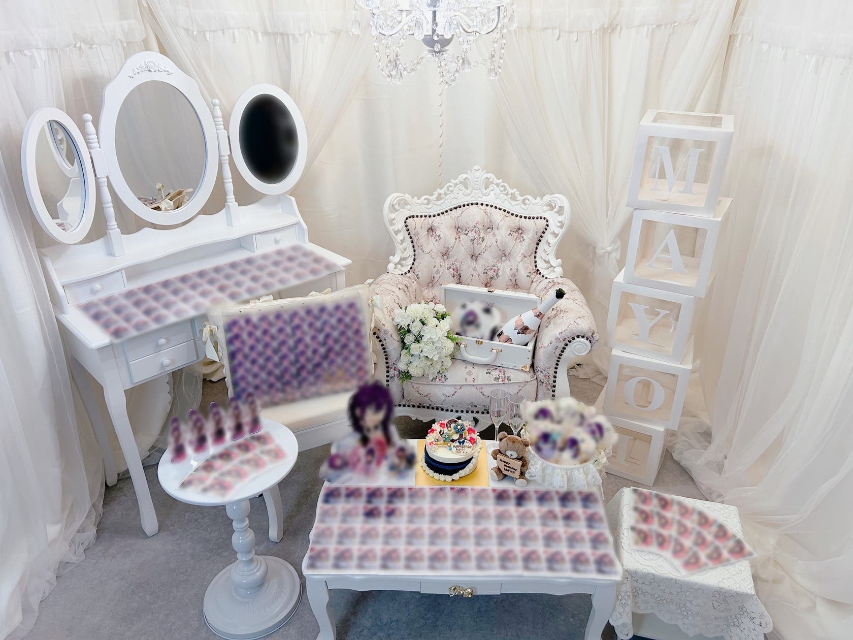 少ないグッズでも可愛く撮れる✨ 白×アンティークの小さな推し活ルームの写真21