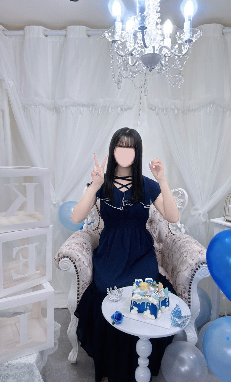 少ないグッズでも可愛く撮れる✨ 白×アンティークの小さな推し活ルームの写真23