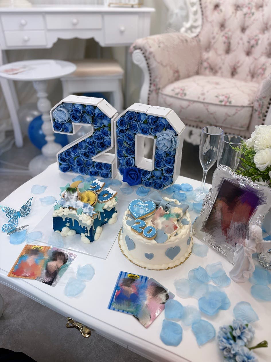 少ないグッズでも可愛く撮れる✨ 白×アンティークの小さな推し活ルームの写真24