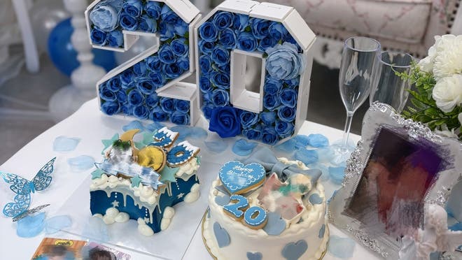 少ないグッズでも可愛く撮れる✨ 白×アンティークの小さな推し活ルームの写真24