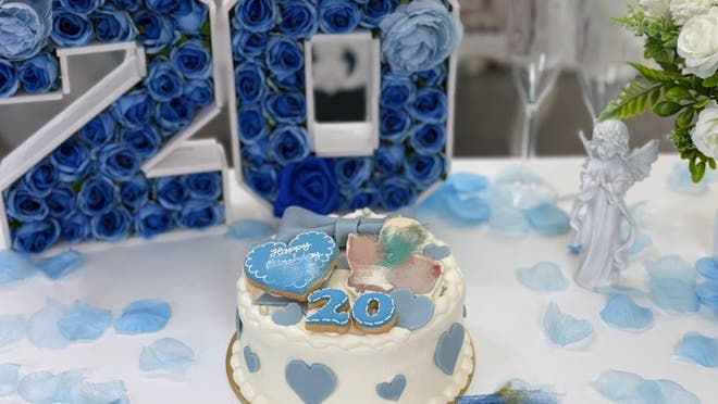 少ないグッズでも可愛く撮れる✨ 白×アンティークの小さな推し活ルームの写真25