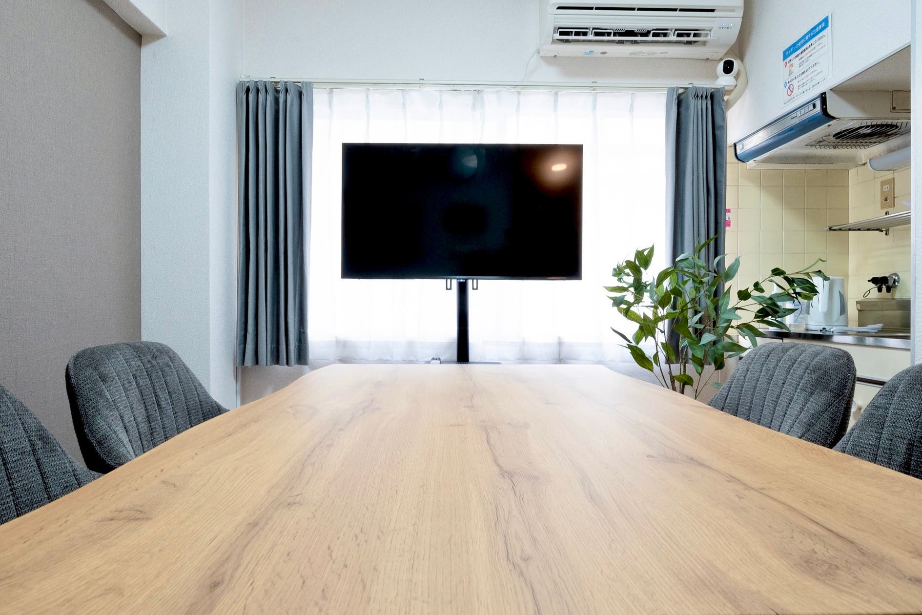 〈frumos広島🏢✨〉  【広島駅徒歩3分】飲食OK🍹完全個室の快適空間🔹ネット回線/モニター無料/オンライン会議にも最適♪の写真1