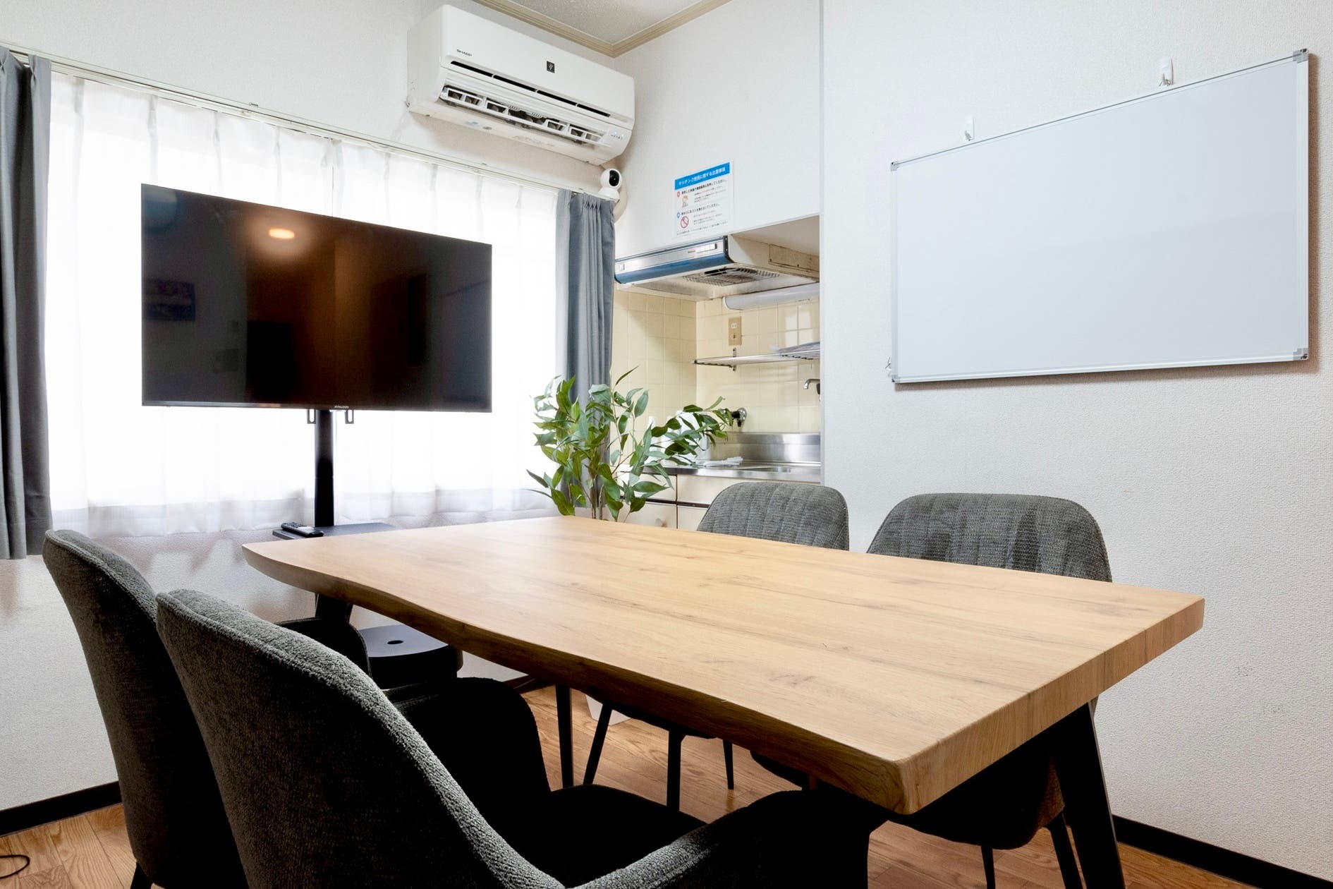 〈frumos広島🏢✨〉  【広島駅徒歩3分】飲食OK🍹完全個室の快適空間🔹ネット回線/モニター無料/オンライン会議にも最適♪の写真2