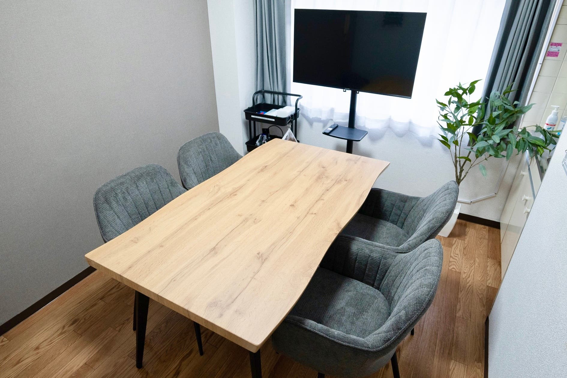 〈frumos広島🏢✨〉  【広島駅徒歩3分】飲食OK🍹完全個室の快適空間🔹ネット回線/モニター無料/オンライン会議にも最適♪の写真3