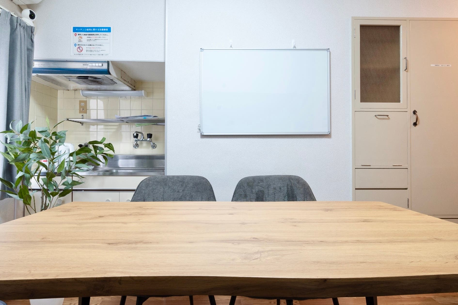 〈frumos広島🏢✨〉  【広島駅徒歩3分】飲食OK🍹完全個室の快適空間🔹ネット回線/モニター無料/オンライン会議にも最適♪の写真4