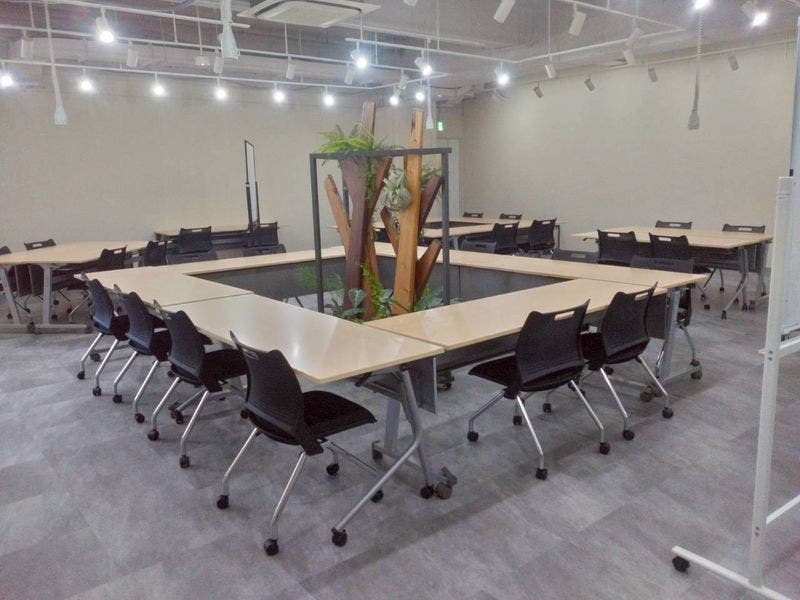 ✨NEW OPEN✨定禅寺通 40名 【4階会議室】 プロジェクター完備でセミナー・研修・講座など多目的に使える◎の写真1