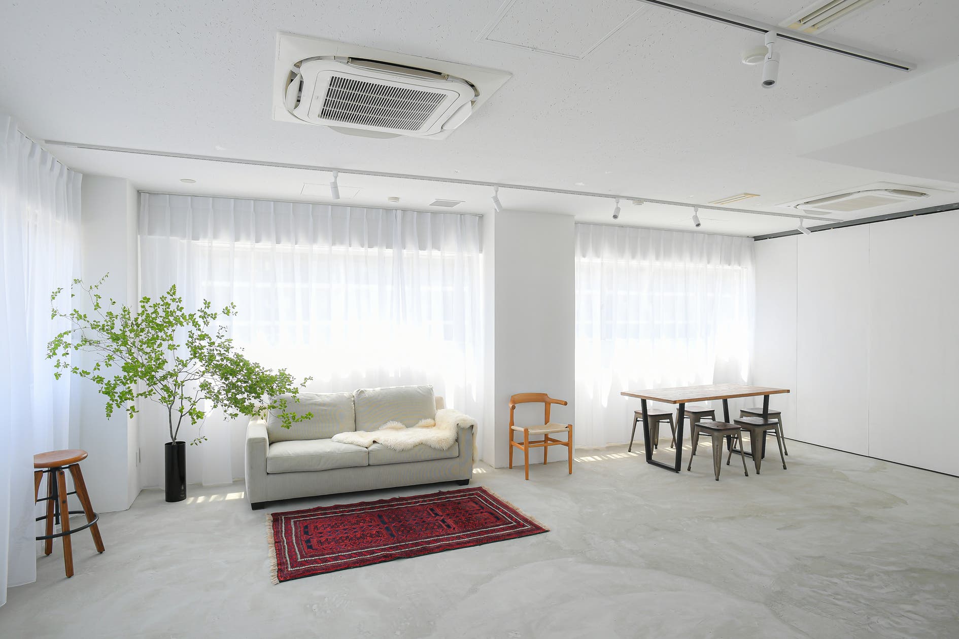 最低時間1時間ペットOK！ゴミ持ち帰り掃除不要！東京タワー横自然光が入る1日明るい撮影スタジオの写真1