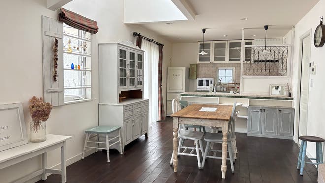 アンティーク家具と手作り感のある可愛い内装のスタジオです◆記念日撮影◆ポートレート◆キッチン付◆幅広い用途で撮影可◆駐車2台可◆の写真1