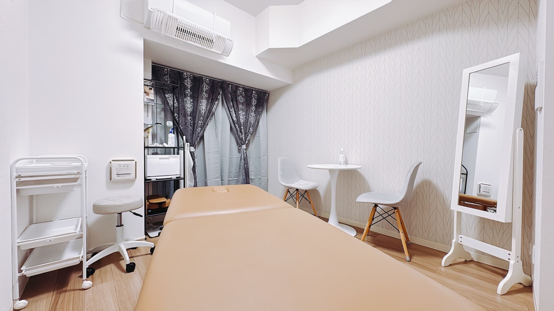 【女性施術者専用サロン】完全個室のエステ、リラク、マッサージ専用ルーム。梅田からもアクセス良好。中津駅から徒歩5分。の写真1