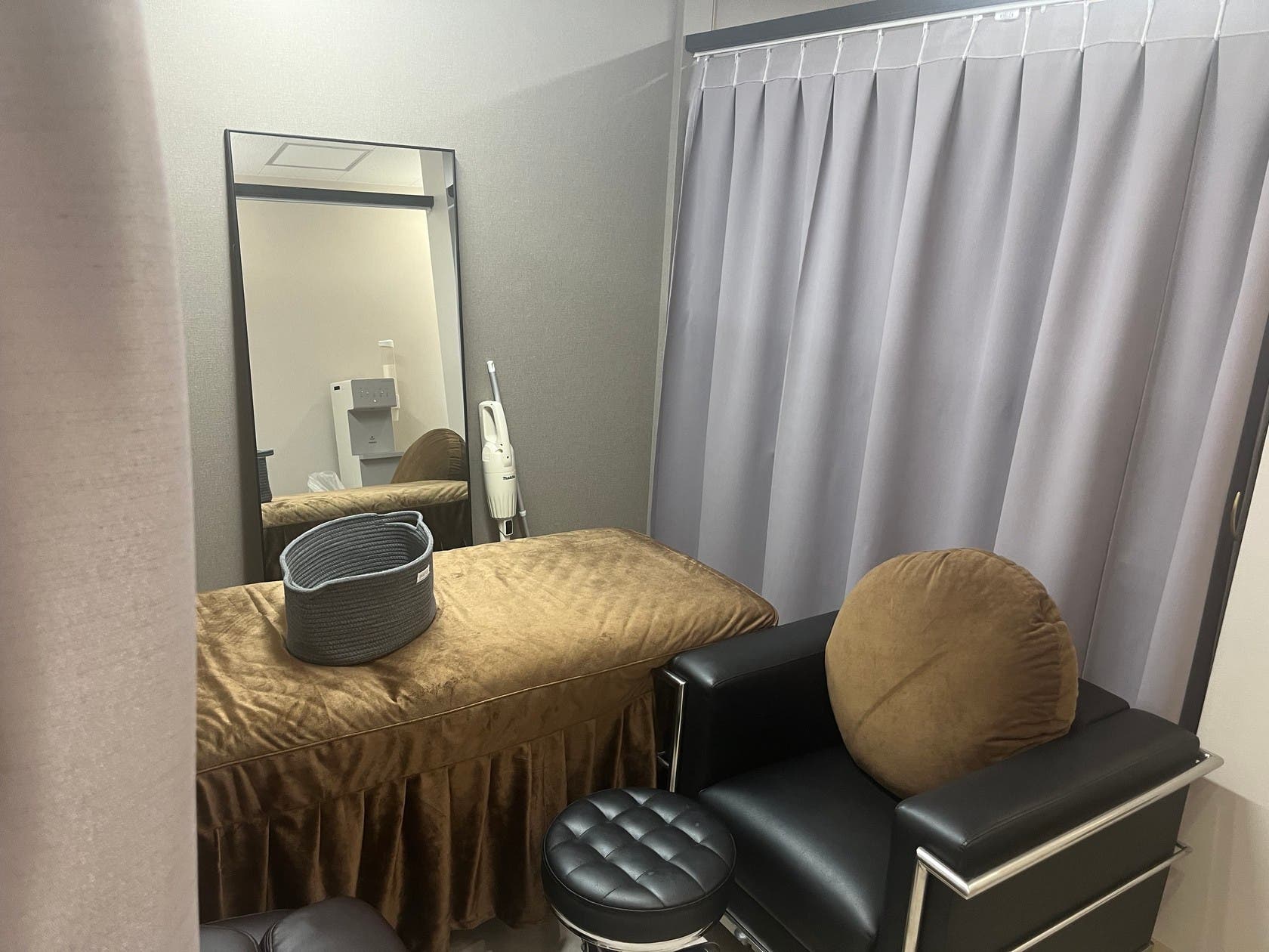 【近鉄八尾駅すぐ】清潔な半個室レンタルスペース｜エステ・サロン練習に最適の写真1