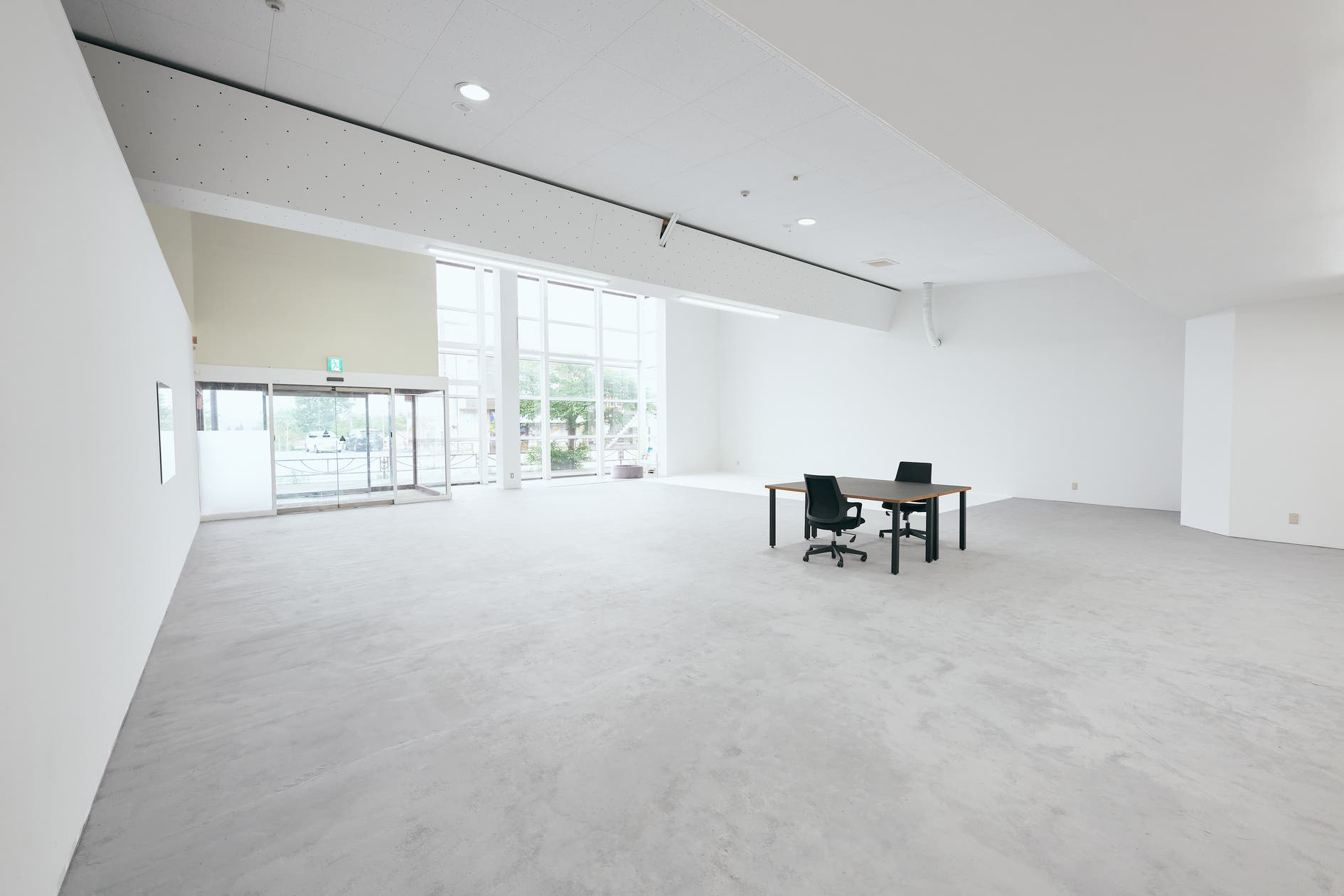 富士吉田スタジオ – 自然光が差し込む、開放的な撮影空間 の写真1