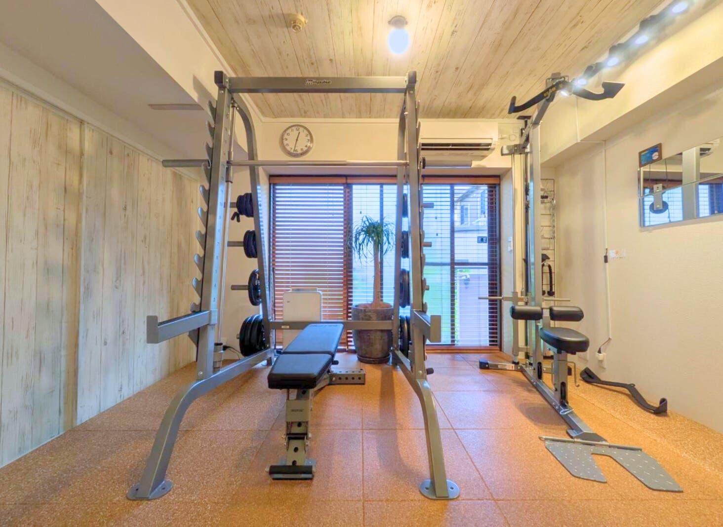 西海岸テイストの完全個室、スミスマシン、ケーブル、固定ダンベル1～30㎏、4名様までご利用可能！の写真2