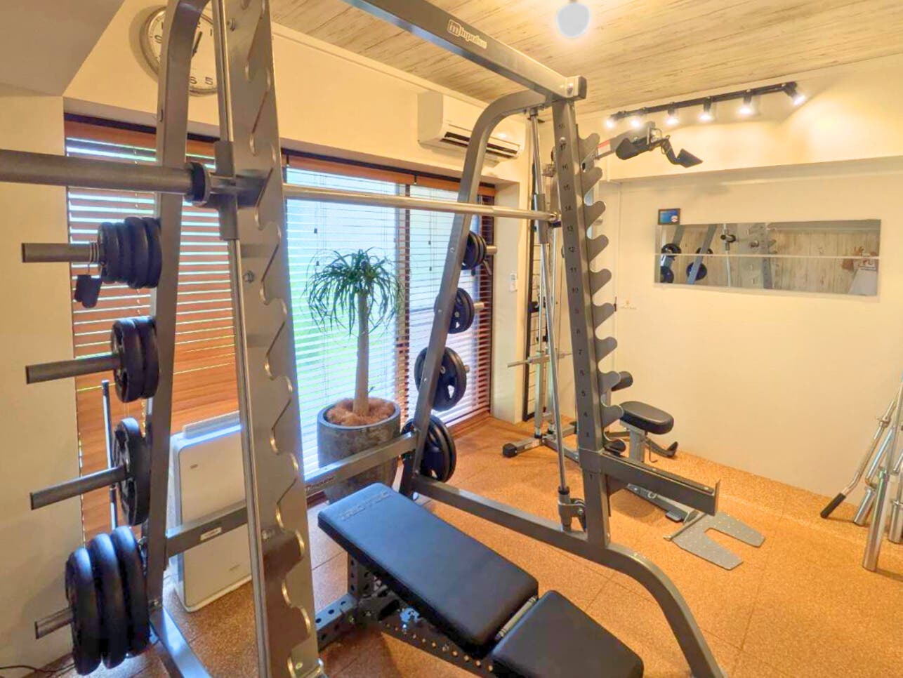 西海岸テイストの完全個室、スミスマシン、ケーブル、固定ダンベル1～30㎏、4名様までご利用可能！の写真3