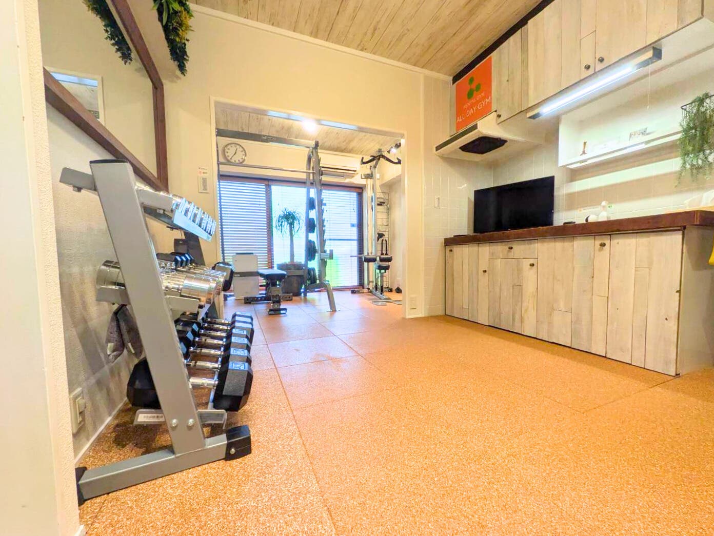 西海岸テイストの完全個室、スミスマシン、ケーブル、固定ダンベル1～30㎏、4名様までご利用可能！の写真5