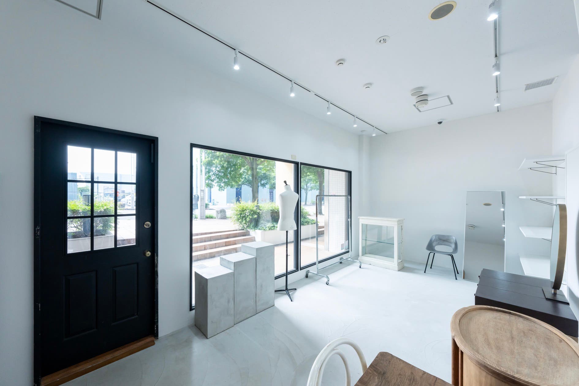 横浜駅/モルタル床に白壁の撮影スタジオ・ポップアップスペースの写真1