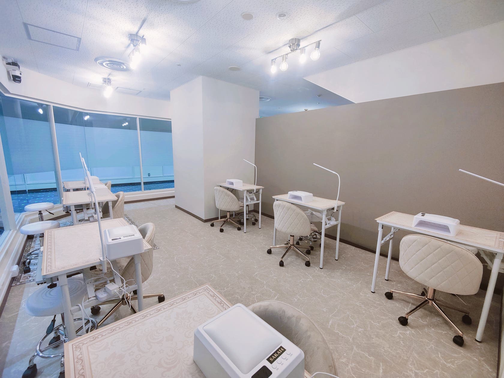 西梅田駅直結ビル🌸ネイル専用シェアサロン🌸ネイル設備無料貸出の写真1