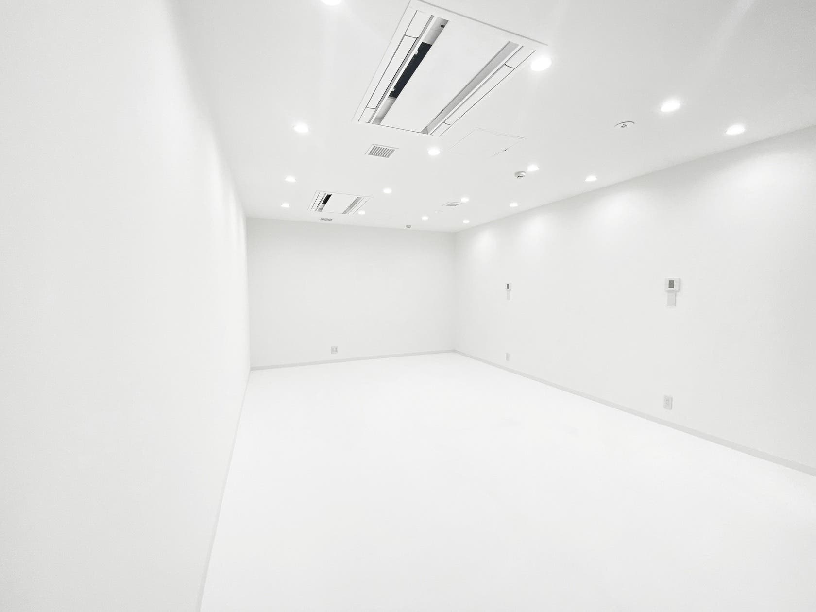 駅から徒歩7分‼ | シロホリ | 当日予約◎ | 受付スタッフ常駐 | 機材込み料金 | レンタルオフィス内設備の写真2