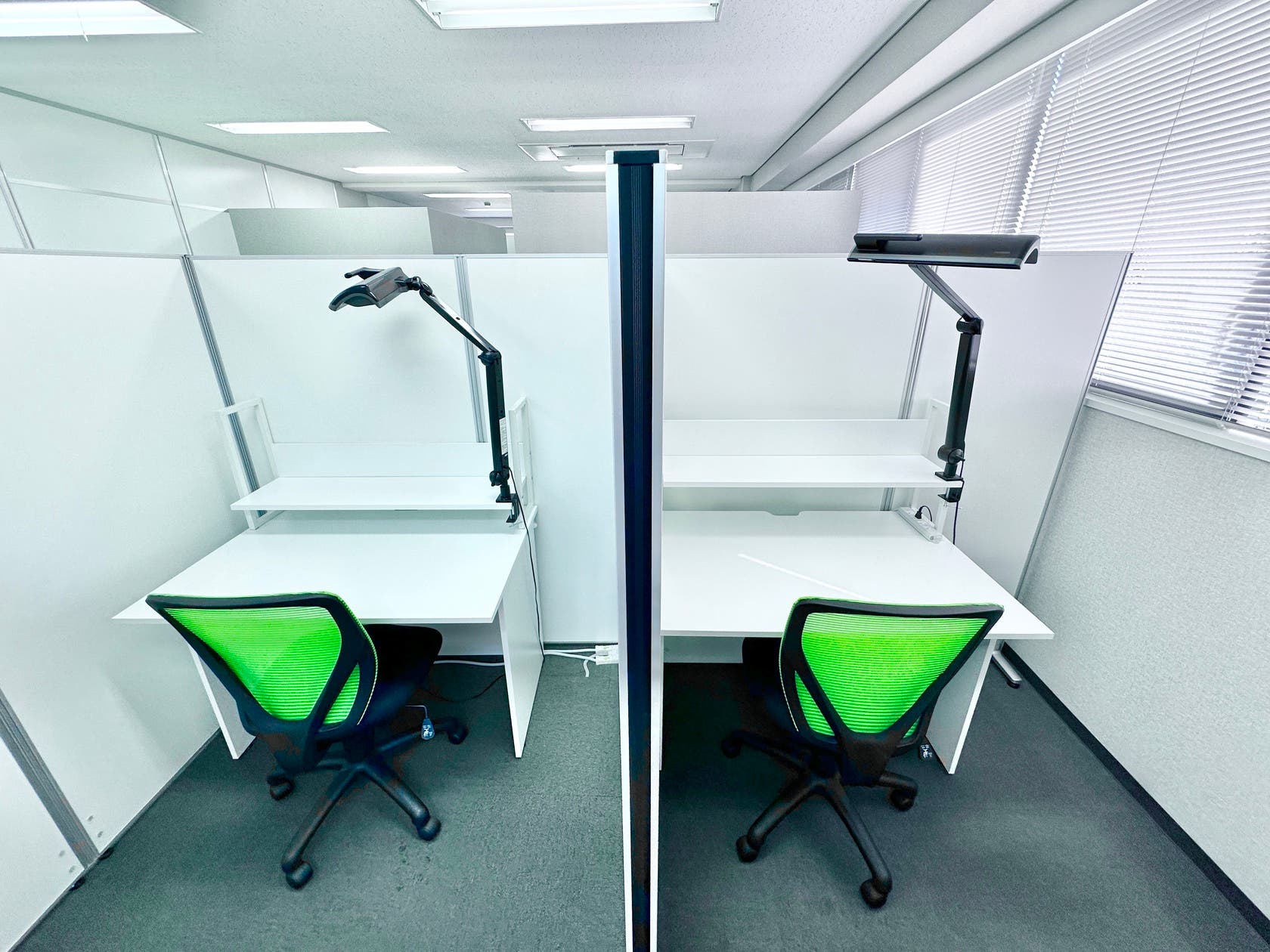 【名古屋駅1番出口より徒歩3分】1～2名★仕切られたスペースで人目を気にせず集中して作業・仕事・学習に最適！WiFi無料！時間貸の写真3