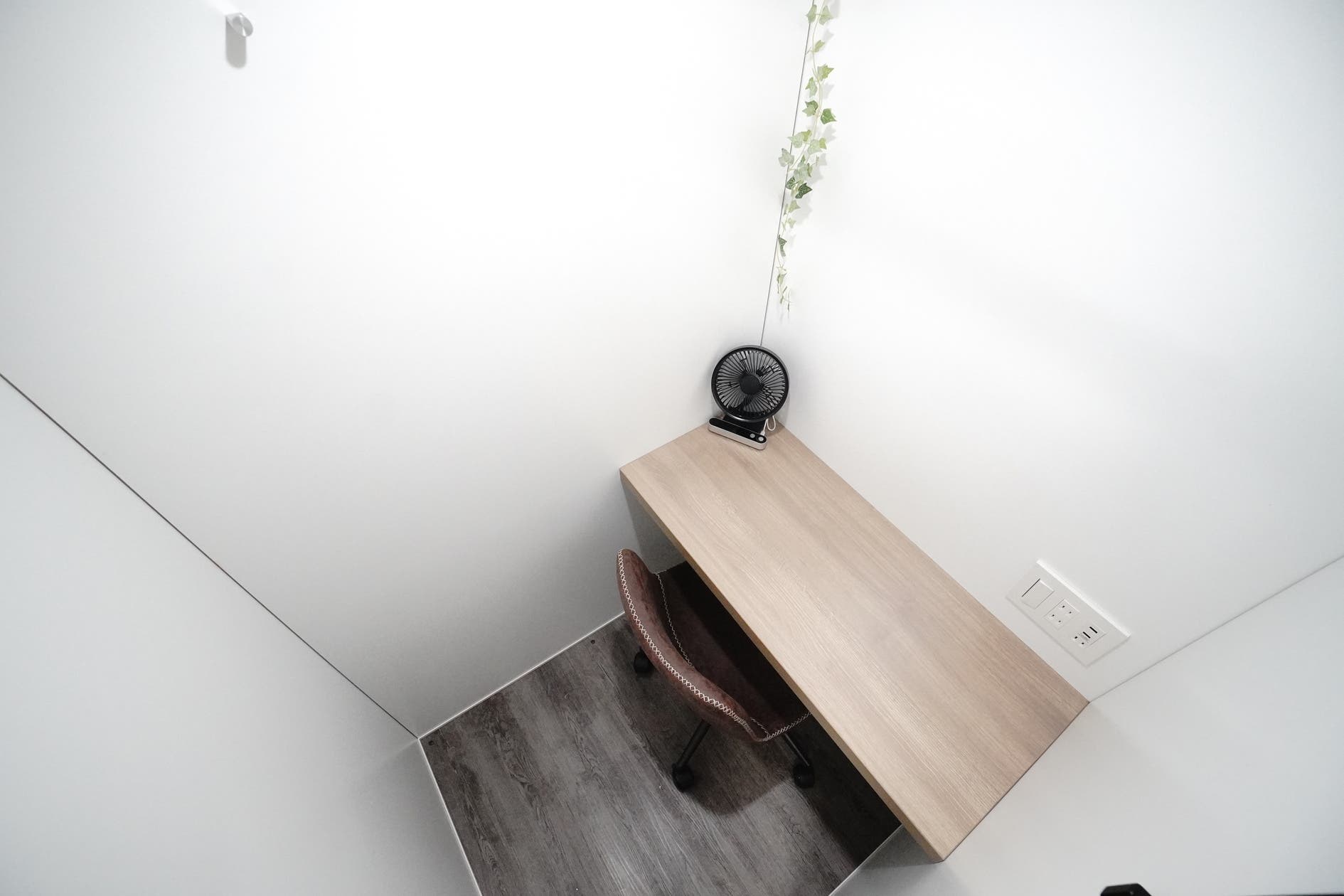 ＜ワクバコ心斎橋No.2＞完全個室ワークブース💼24時間営業⏰光Wi-Fi📶電源🔌テレワーク/ZOOM/面接/自習/作業の写真1