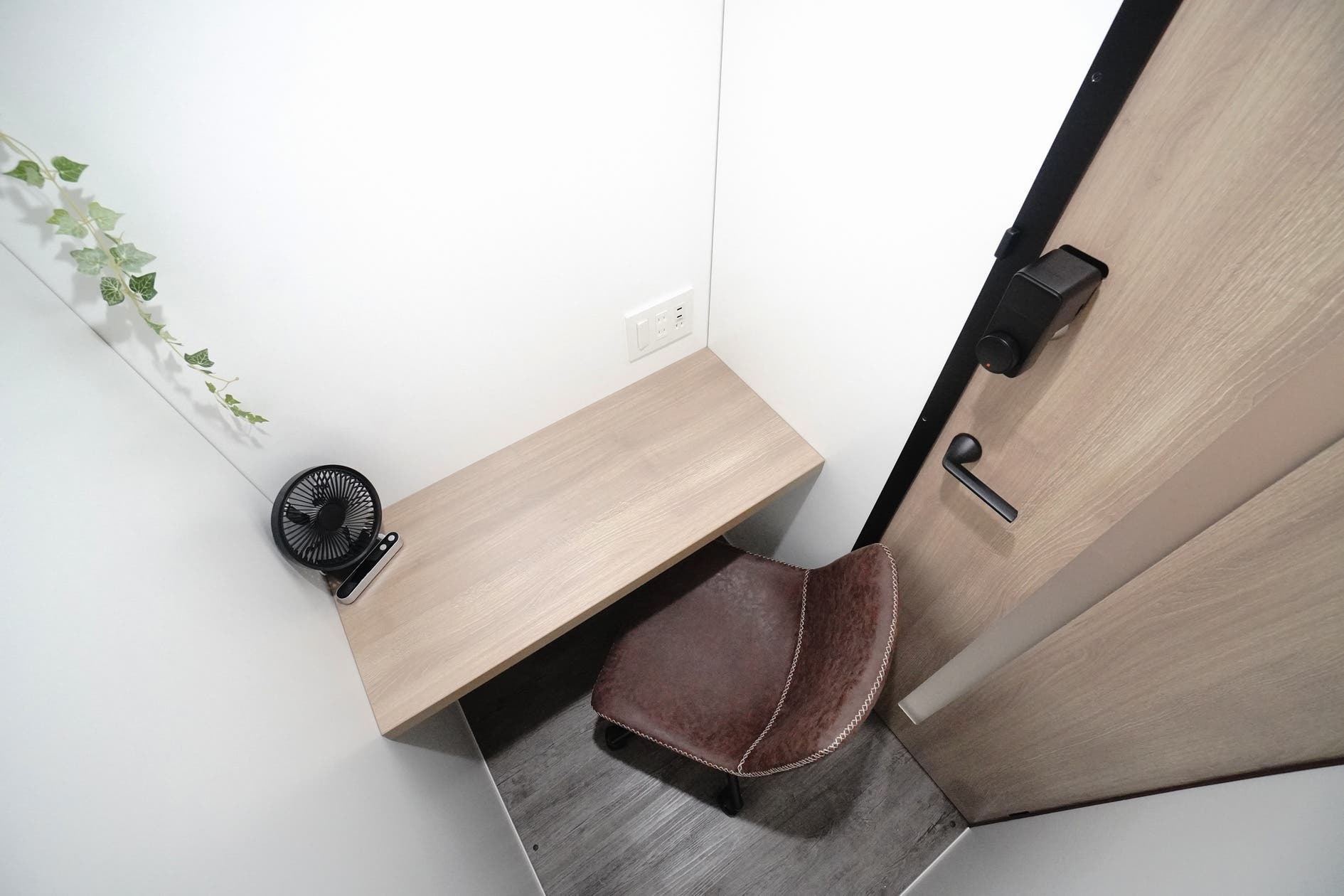 ＜ワクバコ心斎橋No.2＞完全個室ワークブース💼24時間営業⏰光Wi-Fi📶電源🔌テレワーク/ZOOM/面接/自習/作業の写真3